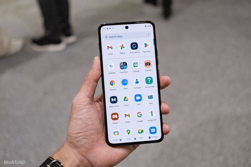 MWC 2023: Trên tay Lenovo ThinkPhone - mặt lưng vân carbon đẹp, màn hình 144Hz mượt mà