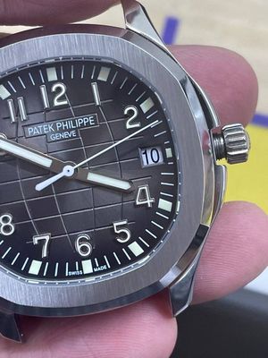 Hãng nào đã tạo ra đồng hồ bấm giờ lên cót tự động đầu tiên? Heuer ...