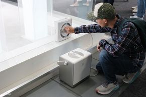 IFA23: Trên tay robot lau kính Winbot W2 Pro: không cần cắm điện