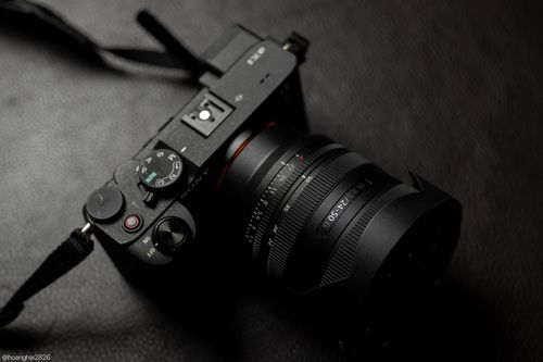 Trên tay ống kính Sony FE 24-50mm f/2.8 G